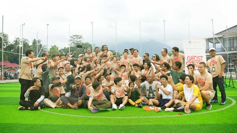 "Main bola di tengah kuburan dengan penonton tak kasat mata?" Sinopsis ...